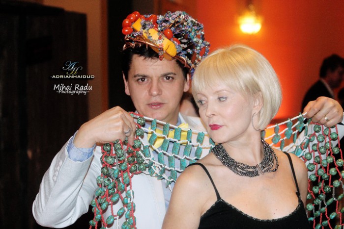 Adrian Haiduc a facut furori cu o palarie din cascaval si rosii ...