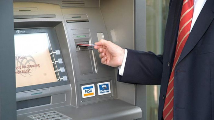 Cum poţi să scoţi bani de la bancomat fără card. Ce îţi trebuie ca să ...