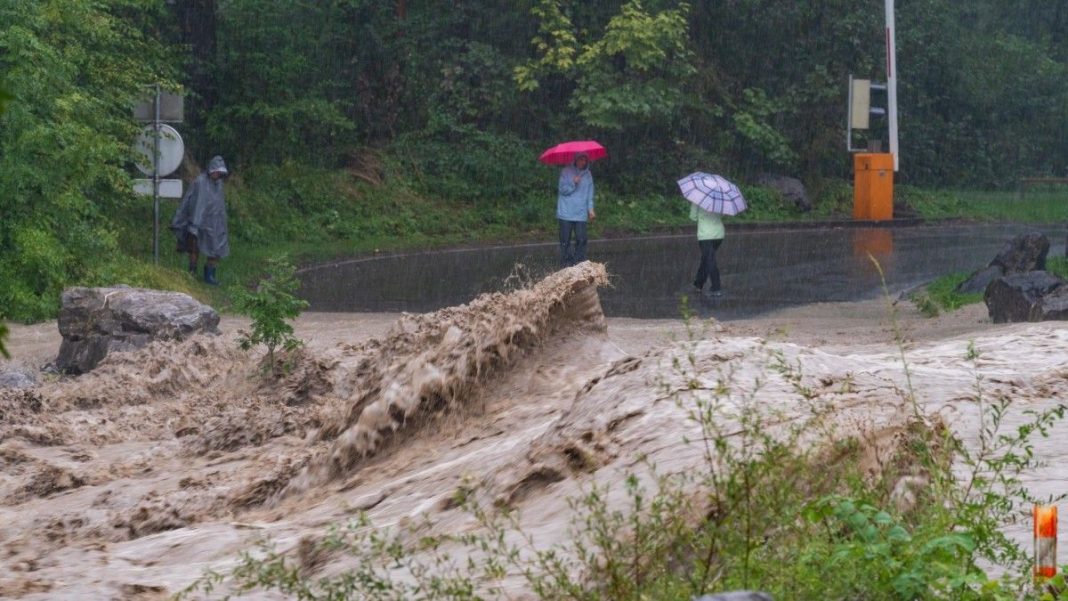 Inundațiile au provocat dezastre şi în Iaşi: case inundate