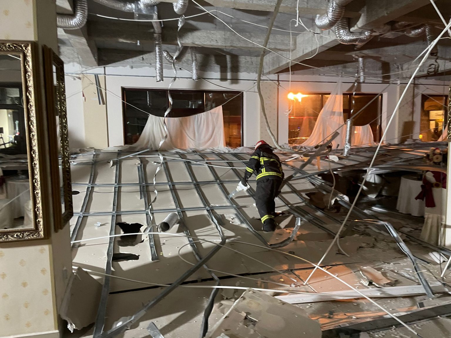 Tavan fals, căzut peste mese, la un restaurant din Brăila/Zeci de ...