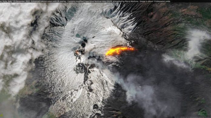 Vulcanul Etna a erupt din nou. Aeroportul Catania, din apropiere, a ...